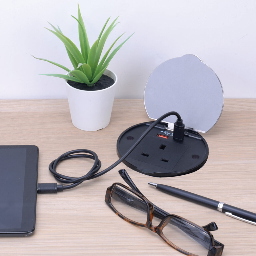 IP44 Desktop BS Socket with Dual USB Quick Charger (Max.20W) – Kengo Store